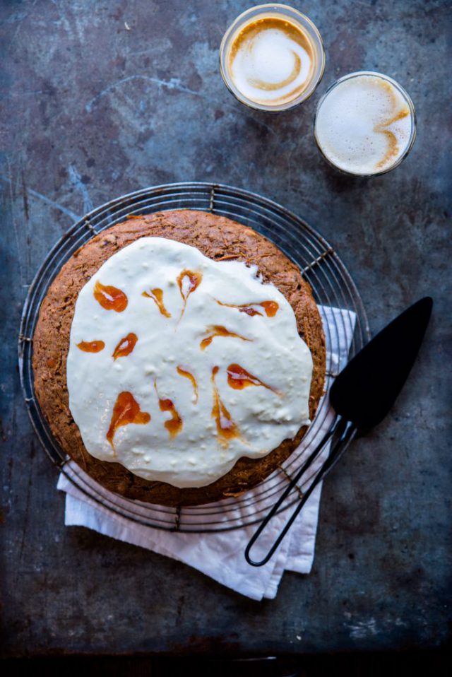kruidige en makkelijke wortelcake met frisse icing