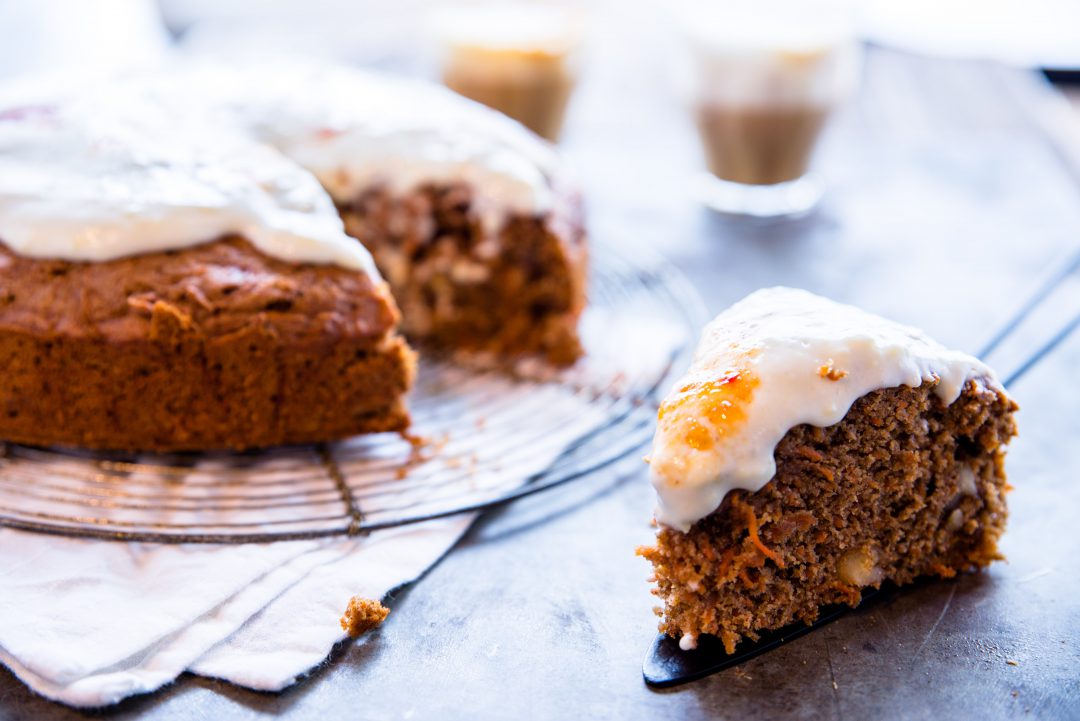 kruidige en makkelijke wortelcake met frisse icing