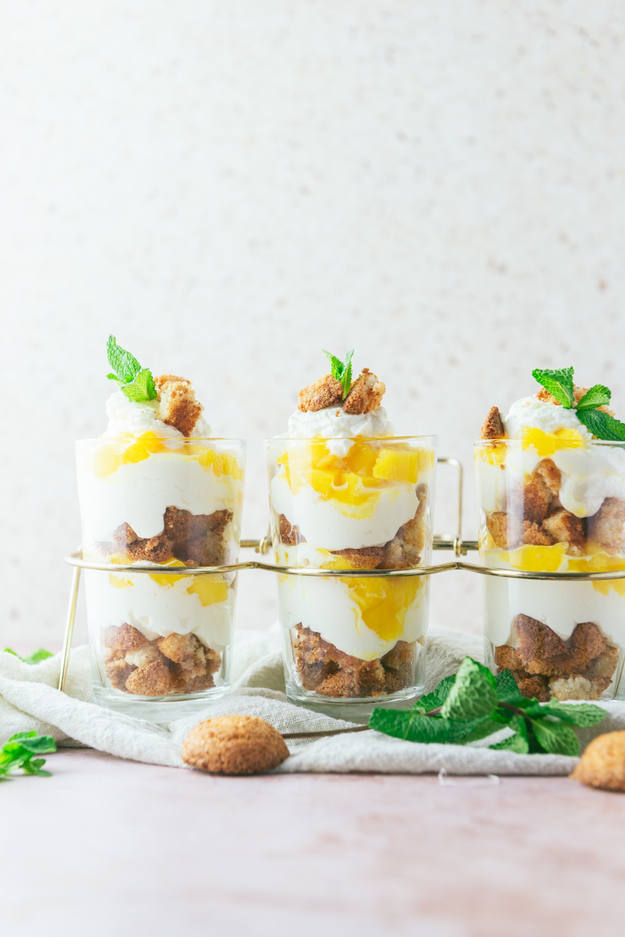 Toetje met mango en bitterkoekjes