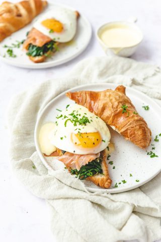 Makkelijke Eggs Benedict op croissant - JoorKitchen