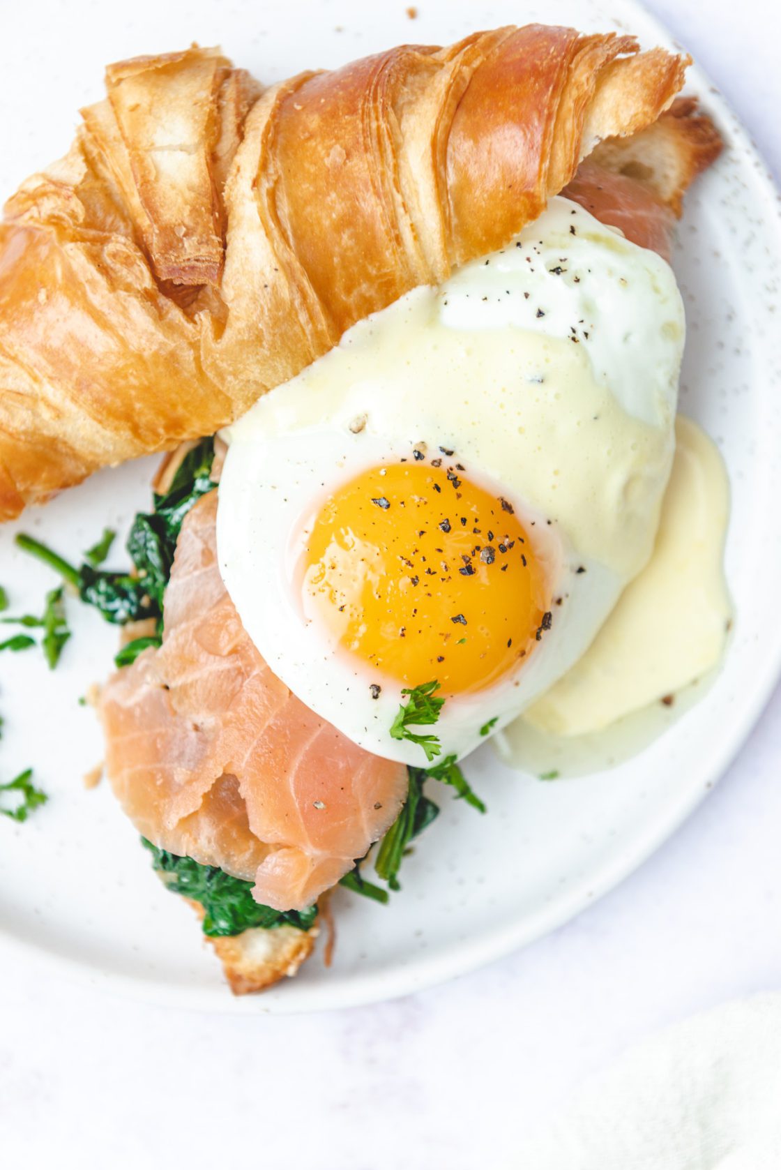Makkelijke Eggs Benedict op croissant - JoorKitchen