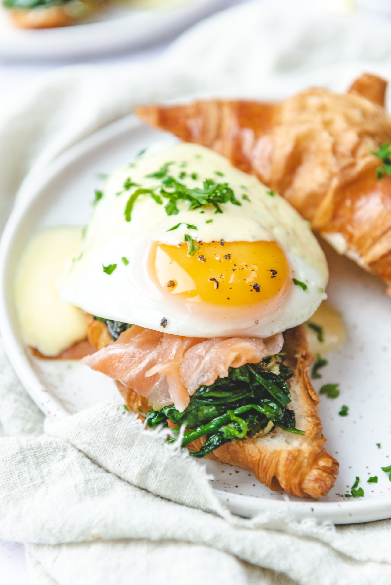 Makkelijke Eggs Benedict op croissant - JoorKitchen